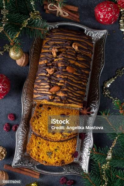 짙은 회색 배경에 2022 년 새해 에 견과류 초콜릿과 말린 과일을 호박 머핀 크리스마스 케이크에 대한 스톡 사진 및 기타 이미지 크리스마스 케이크 갈색 건강한 생활