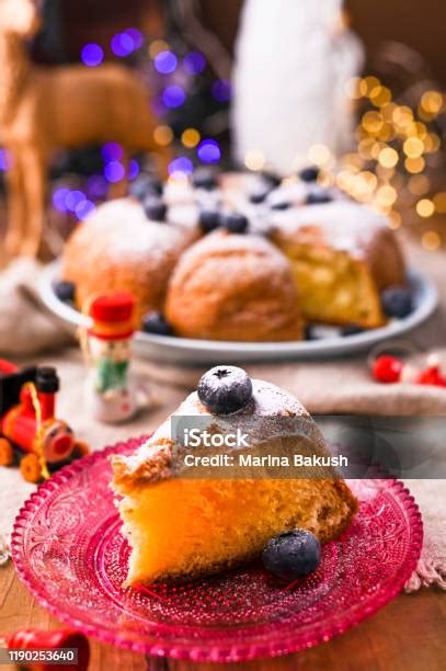 나무 배경에 딸기와 착빙 설탕 크리스마스 케이크 식은 죽 먹기 이탈리아의 전통 페이스트리 배경에 보케 12월에 대한 스톡 사진