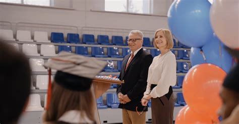 가운 감독 격식 있는 고등 교육 관중 교육 금발 노인 대학 대학교 디플로마 모자 던지기 미래 상 선생 성공 성취 실내 안경 연설 의식