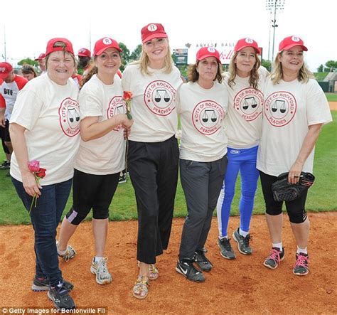Tea Leoni A League Of Their Own