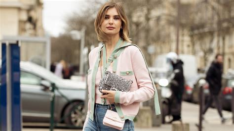 Jeans Acampanados Con Alpargatas Para Un Outfit Elegante En Verano 2025