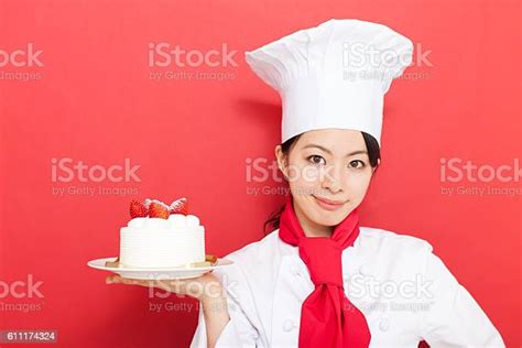 딸기 쇼트케이크를 들고 있는 일본 여성 페이스트리 셰프 달콤한 음식에 대한 스톡 사진 및 기타 이미지 달콤한 음식 동양인