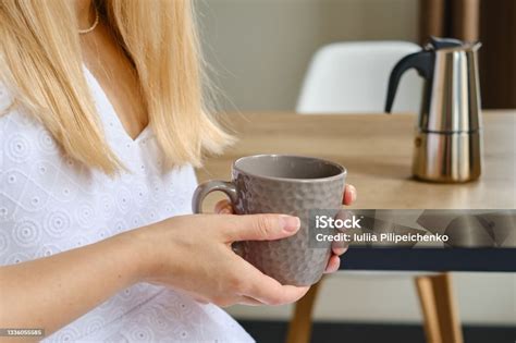 소녀는 모카 냄비 커피 메이커에서 준비 맛있는 검은 커피를 마십니다 전문 커피 양조 아침 식사에 대 한 아침 음료 클로즈업 컵에 향기로운 블랙 커피 커피 만들기 위한 장비