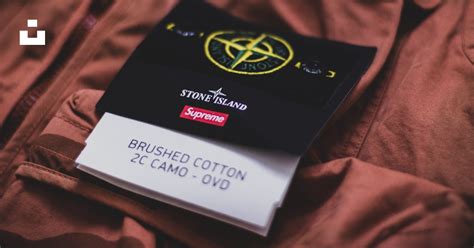 검은색 라벨이 붙은 빨간 재킷 사진 Unsplash의 무료 옷 이미지