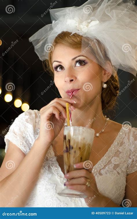 Novia Con La Paja Imagen De Archivo Imagen De Mujer