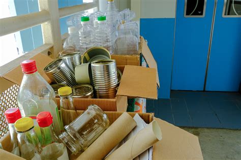 폐기물 제로 지속 가능성 재활용 개념 Hdb 아파트 아파트 외부의 유리 플라스틱 병 금속 용기용 카톤 분류 상자의 전망 선택적 초점 0명에 대한 스톡 사진 및 기타 이미지