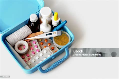 알약 캡슐 물집 코 스프레이 병 패치 및 가정용 의료 가슴에 전자 온도계 개념을 유지하는 건강 관리 및 약제 닫기 텍스트에 대한 공간을 복사 물집에 대한 스톡 사진 및 기타