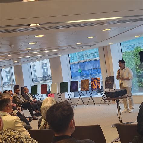 Dr Fitri Fareez Pamer Lukisan Di Kota London