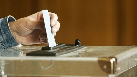 Крайната десница във Франция води на първия тур на предсрочните парламентарни избори Новини бг