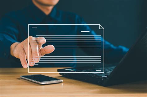 비즈니스 성과 평가 양식 사업가는 컴퓨터를 사용하여 온라인 평가 양식을 만들고 디지털 평가 양식을 작성하고 설문지 평가 및