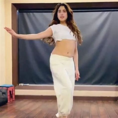 Janhvi Kapoor Belly Dancing On A Kareena Kapoor Song Is All That You