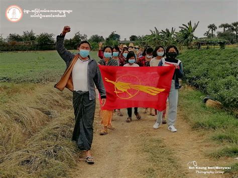 မုံရွာ အမြင့်လမ်းတွင် ဖက်ဆစ် စစ်ကောင်စီ တော်လှန်ရေး ဒေသခံပြည်သူများ ခ