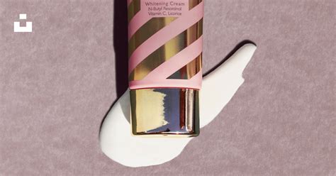 자외선 차단제 한 병 옆에 자외선 차단제 튜브를 들고 있는 손 사진 Unsplash의 무료 텍스처 이미지