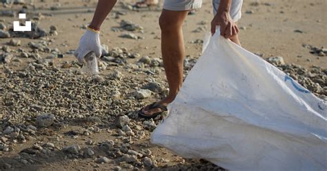 낮 동안 해변에서 파란색 티셔츠를 입은 남자와 흰색 티셔츠를 입은 여자 사진 Unsplash의 무료 팀 오션 클린업 그룹 이미지