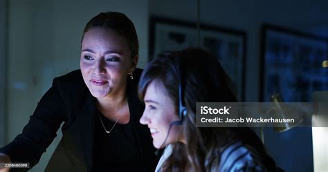 야간 교육 또는 관리자 컴퓨터 또는 통신과 함께 콜 센터에서 초과 근무에서 작업을 배우기위한 사람들 가상 비서 영업 교육 또는 도움 조언 또는 미소를 제공하는 행복한 고객