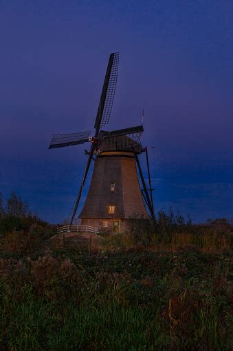 킨 더 다이크의 전통적인 네덜란드 풍차의 일몰 전망 네덜란드 0명에 대한 스톡 사진 및 기타 이미지 0명 강 건축 Istock