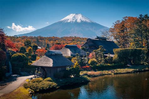A Antiga Aldeia De Oshino Hakkai Com O T Fuji No Outono No Distrito De