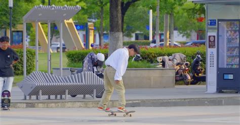 有关人们在看 人行道 休閒 休闲服装 休闲空间 充滿活力 公共场所 公园滑板 公園 冒險 动作镜头 动态运动 城市公园 城市公園 城市生活 夏天 娛樂 常規