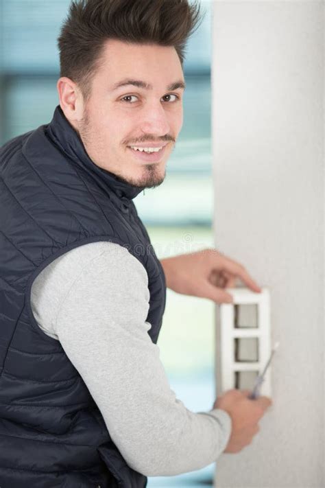 El Hombre Monta Los Interruptores De Luz En La Pared Foto De Archivo Imagen De Manual Enchufe