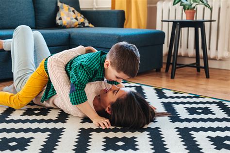 아름 다운 여자와 그녀의 귀여운 작은 아들은 바닥에 누워 있는 동안 웃 고 2명에 대한 스톡 사진 및 기타 이미지 2명