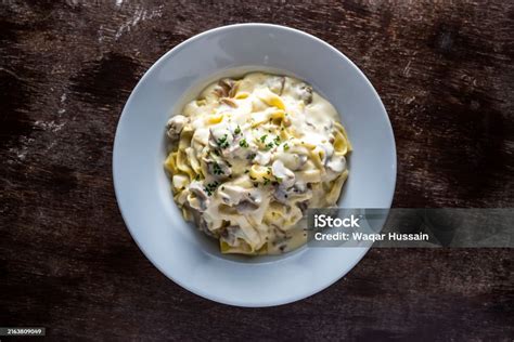 고수를 곁들인 크림 소스를 곁들인 페투치니 알프레도 파스타 이탈리아 음식의 테이블 옆 전망에 고립 된 접시에 제공됩니다 크림 유가공 식품에 대한 스톡 사진 및 기타 이미지