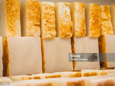 상점 창에 비누의 바 천연 삼나무 오일과 허브 성분이 있는 심 황 비누 핸드메이드 천연 콜드 프로세스 비누 머리와 몸을 위한 환경 친화적인 엑스폴리에이팅 비누 강황에 대한