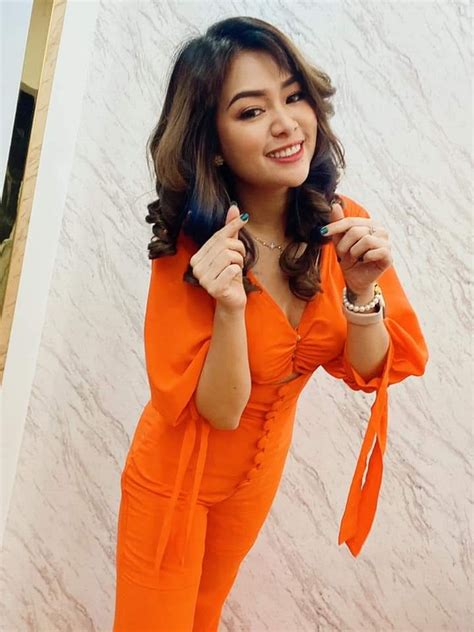 သမီးလေးကိုယနေ့အချိန်ထိကလေးတစ်ယောက်လိုမြင်နေပြီး သနပ်ခါးလေးကိုယ်တိုင်လိမ်းခြယ်ပေးကာ မွှေးမ