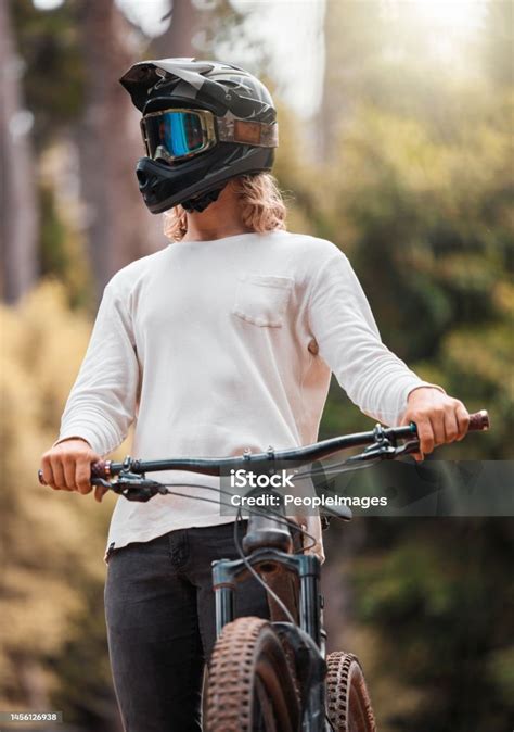 자전거 산악 자전거 야외 경기에서 익스트림 스포츠 헬멧 여름 햇빛 자연 속에서 즐거운 시간을 보내세요 안전 보호 및 눈부심을 위한 헤드 기어가 있는 청년 운동 선수 및