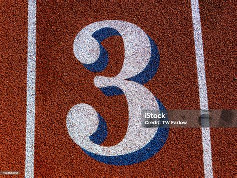 흰색 차선 선과 기타 표시가있는 새로운 빨간색 달리기 트랙에서 3 번 차선을 닫습니다 3에 대한 스톡 사진 및 기타 이미지 3 0명 건강한 생활방식 Istock