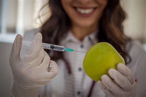 사무실 책상에서 일하고 카메라 사무실 인테리어에서 웃는 여성 의사 건강 진단에 대한 스톡 사진 및 기타 이미지 건강 진단 건강관리와 의술 긍정적인 감정 표현 Istock