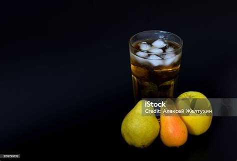 검은 배경에 얼음을 곁들인 사과 배 주스의 키 큰 유리 근처에 잘 익은 과일 0명에 대한 스톡 사진 및 기타 이미지 0명 가득 찬 각얼음 Istock
