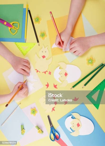 어린이 취미 두 명의 아이들이 아플리케 작업에 종사하고 종이 공예품을 잘라냅니다 2명에 대한 스톡 사진 및 기타 이미지 2명 가위 개념 Istock
