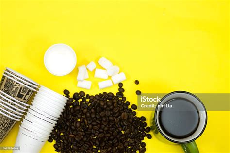 노란색 배경에 분말과 일회용 컵과 설탕을 곁들인 볶은 커피 원두 갈색에 대한 스톡 사진 및 기타 이미지 갈색 개념 개념과 주제 Istock