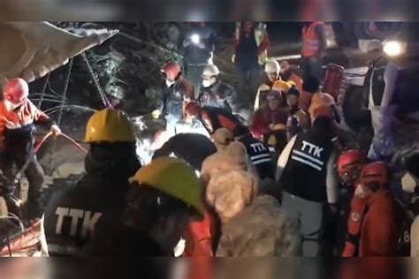 奇迹！土耳其女子被埋170小时获救 另有三名生还者已取得联系