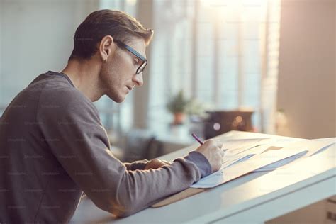 건축가의 현대 예술가가 햇빛이 비추는 스튜디오에서 디자인 프로젝트를 진행하는 모습 공간을 복사하는 모습 사진 Unsplash의 컴퓨터 이미지