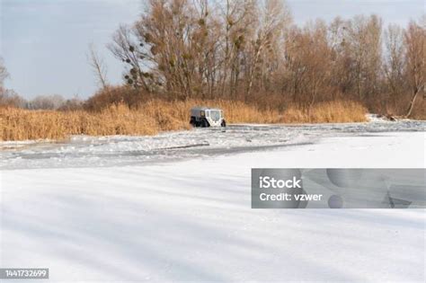 강을 통과하는 운송 강을 통과하는 큰 바퀴가 달린 자동차 겨울에는 강 건너편에 있는 Suv 봄에 대한 스톡 사진 및 기타 이미지 Istock
