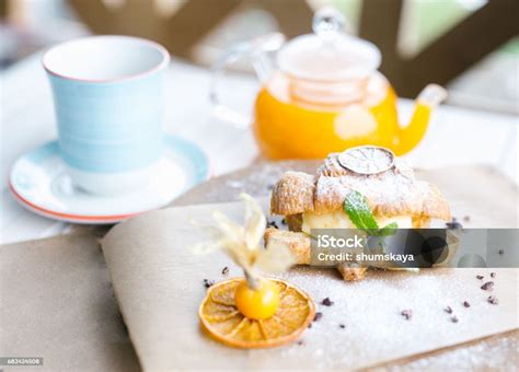 크루아상 오렌지 주스와 커피 또는 홍차와 유럽식 아침 식사 건강한 생활방식에 대한 스톡 사진 및 기타 이미지 건강한 생활방식