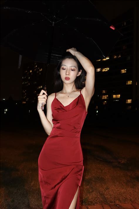 [빨강] 고급스러운 여성 가을 단색 슬림핏 셔링 옆트임 실크 나시 롱 원피스 계절 특가상품