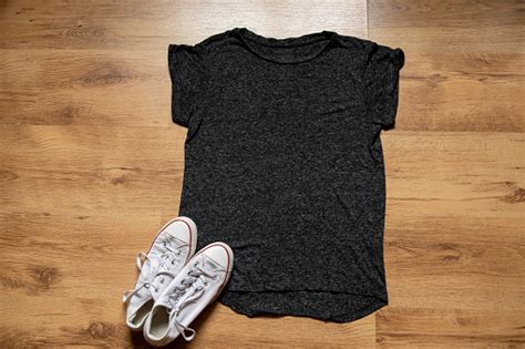 블랙 멜 란 지청바지와 목 제 배경에서 효과 T 셔츠를 모의 0명에 대한 스톡 사진 및 기타 이미지 0명 T 셔츠 개체 그룹 Istock