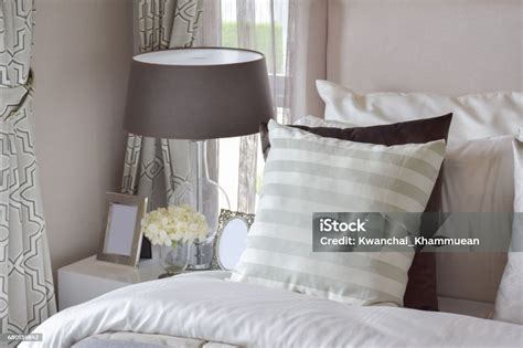 침대 머리 맡 테이블 램프 가정에서에 녹색 줄무늬 베개와 현대적인 침실 인테리어 0명에 대한 스톡 사진 및 기타 이미지 0명 깨끗한 모델하우스 내부 Istock