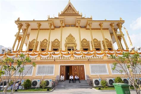 សម្ដេចតេជោ ហ៊ុន សែន និងភរិយា បានអញ្ជើញជាអតីបតី ក្នុងពិធីបុណ្យបញ្ចុះខណ្ឌសីមា និងឆ្លង ចំណាយជាង