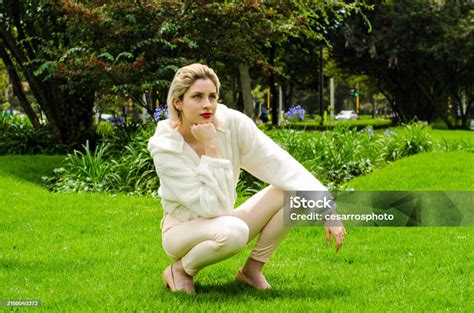 금발 머리 파란 눈 빨간 입술 야외에서 사려 깊은 모습과 함께 아름 다운 자신감 젊은 여자의 전체 길이 초상화 18 19세에 대한 스톡 사진 및 기타 이미지 Istock