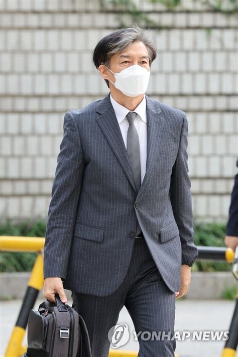 공판 출석하는 조국 전 법무장관 연합뉴스