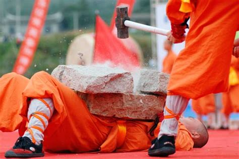 南北少林武僧齐聚莆田南少林表演绝技 组图 搜狐新闻