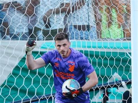 Bento Não é Mais Jogador Do Athletico O Destino Do Goleiro Será O All Nassr Onefootball