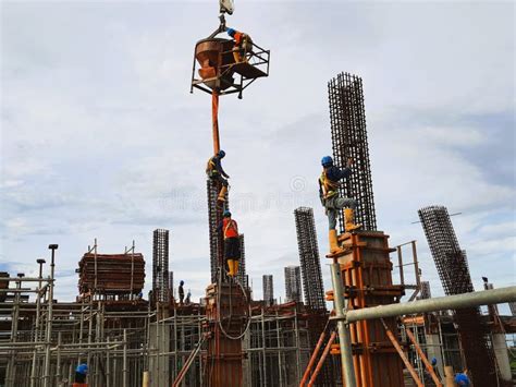 High Rise Construction Workers Pouring Concrete Columns Stock Image Image Of Infrastructure