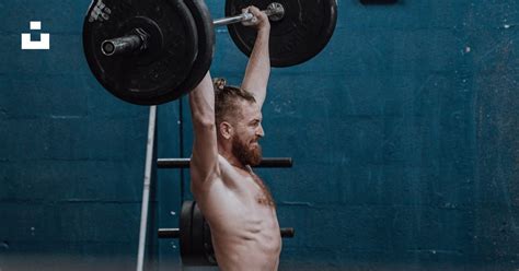 체육관에서 바벨을 들어 올리는 남자 사진 Unsplash의 무료 적합성 이미지