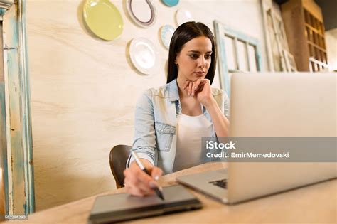 디지털 드로잉 태블릿 및 펜으로 작업하는 그래픽 디자이너 20 29세에 대한 스톡 사진 및 기타 이미지 20 29세 개발 그래픽 디자이너 Istock