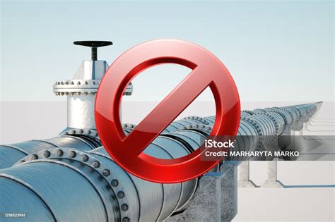 파이프 라인은 파이프 제재를 통해 석유와 가스의 운송을 중지 밝은 배경에 정지 기호로 폐쇄됩니다 원자재 경제학 공간을 복사합니다 3d 렌더링 3d 그림 0명에 대한 스톡