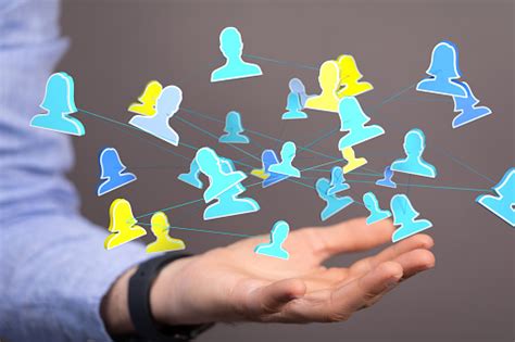 비즈니스 및 통신 아이콘이 있는 네트워크의 3d 렌더링을 제시하는 사람 3차원 형태에 대한 스톡 사진 및 기타 이미지 3차원 형태 가상현실 과학 Istock